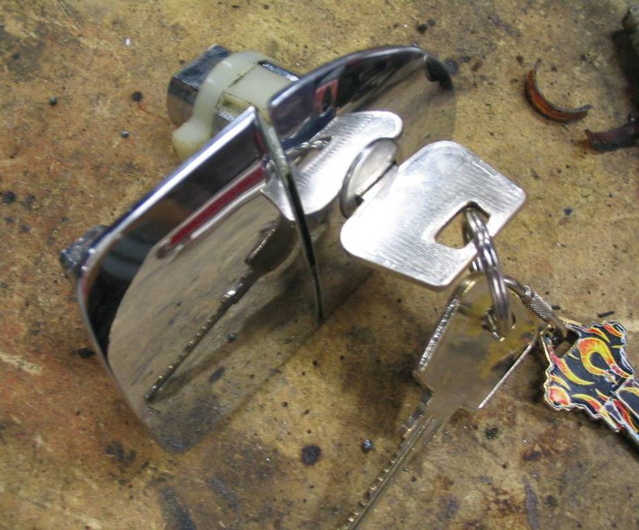 1973 Porsche 914 Door lock cylinder and handle replacement